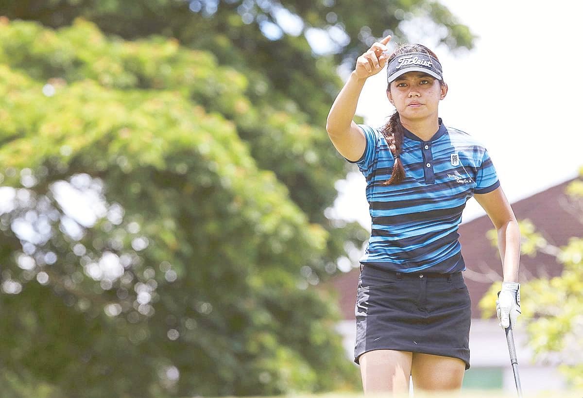 Uy Survives Wobbly Finish, Leads By One
